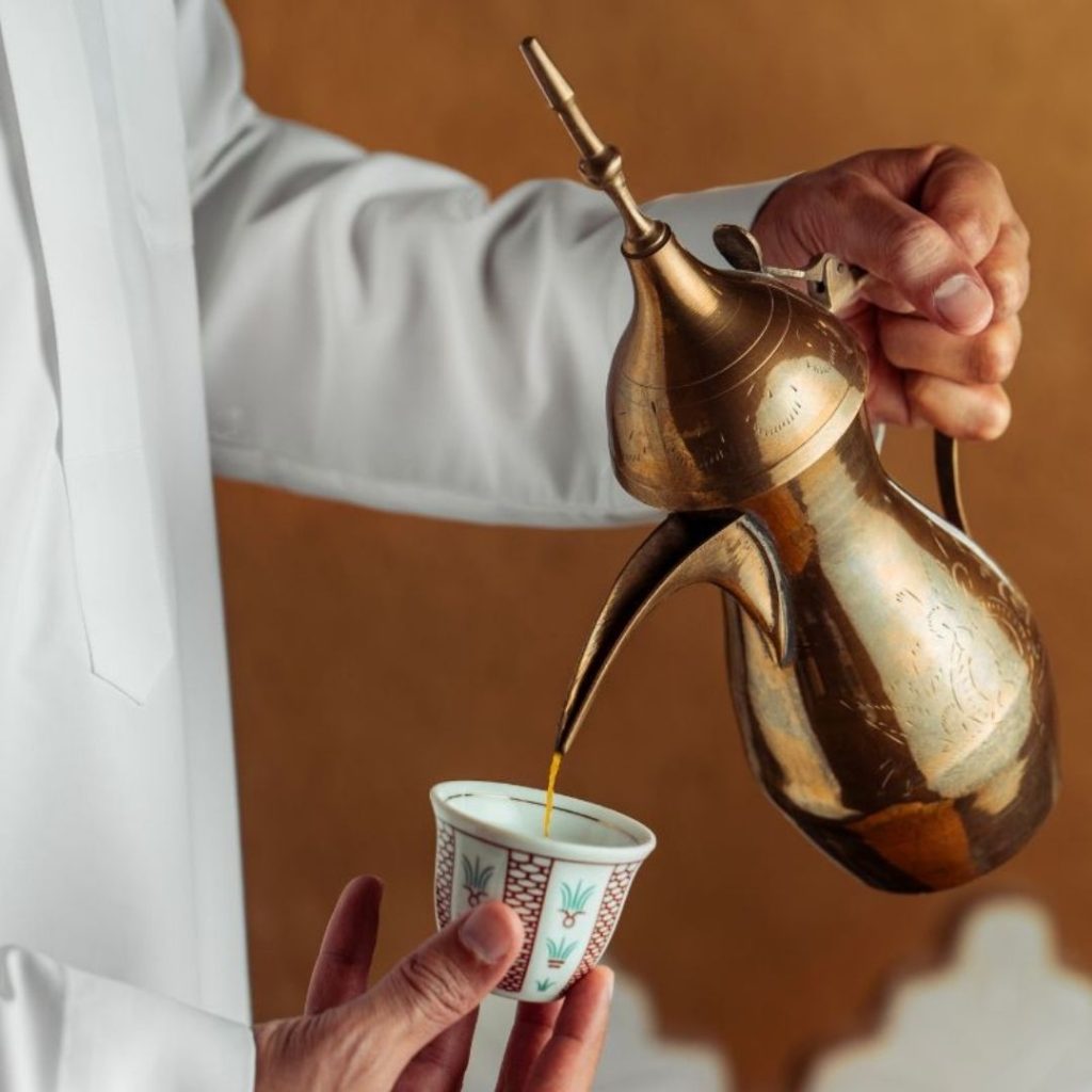 Café Árabe: parte essencial da tradição do Oriente Médio - CERT ...